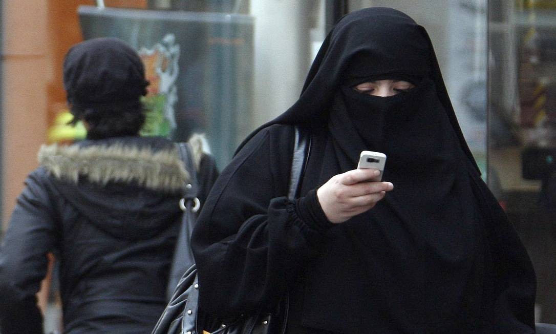 Mulheres de burca podem sofrer multa de R$ 36 mil em região suíça ...