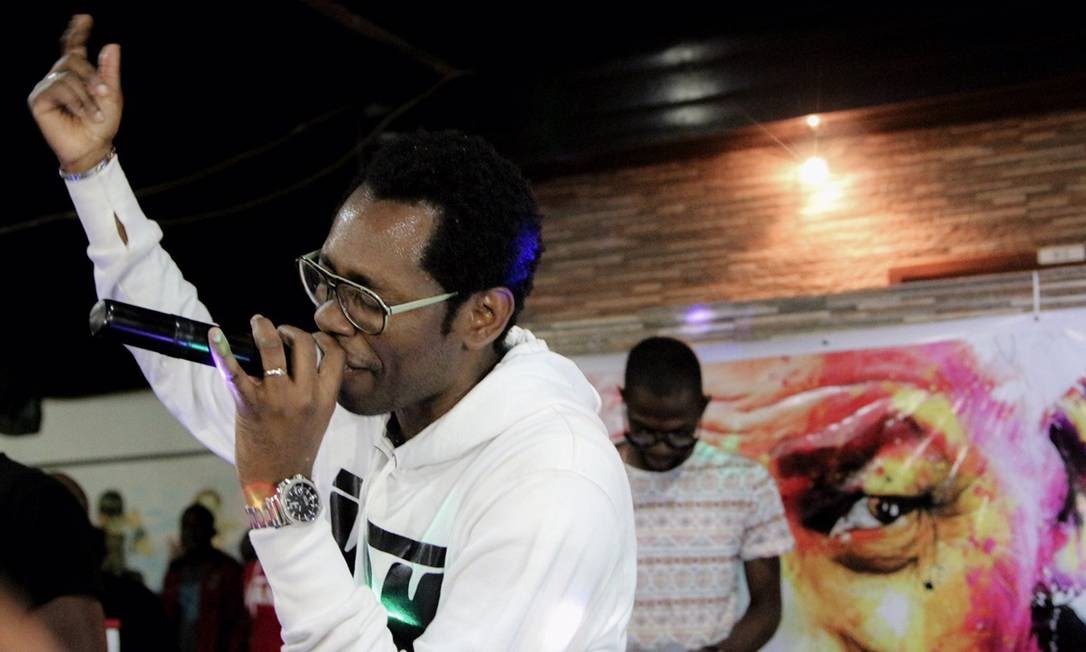 Após ser impedido de deixar Angola, rapper MCK embarca para o Brasil ...