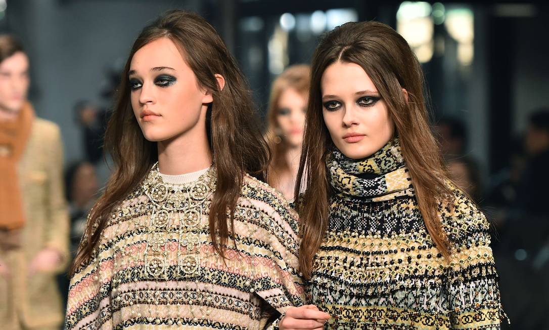 Lara Stone abre mão da lingerie em desfile da Chanel - Jornal O Globo