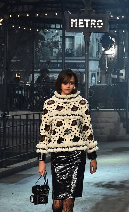 Lara Stone abre mão da lingerie em desfile da Chanel - Jornal O Globo