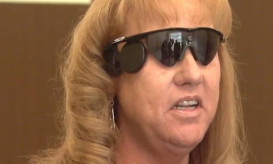 Com olho biônico, mulher consegue ver filho pela primeira vez - Jornal ...