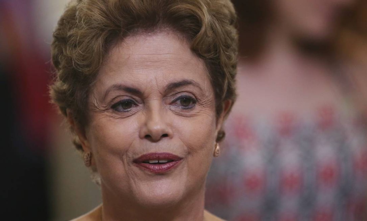 Dilma ganha joia e livro como presentes de aniversário - Jornal O Globo