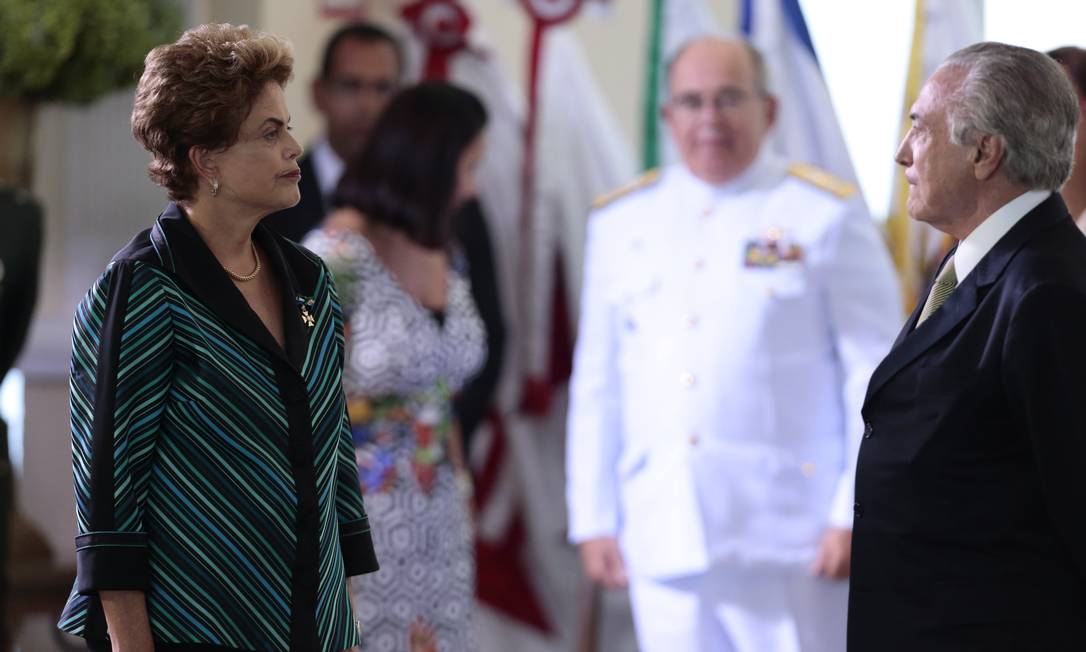 Constrangidos, Dilma e Temer ouvem a música ‘Amigos para Sempre ...
