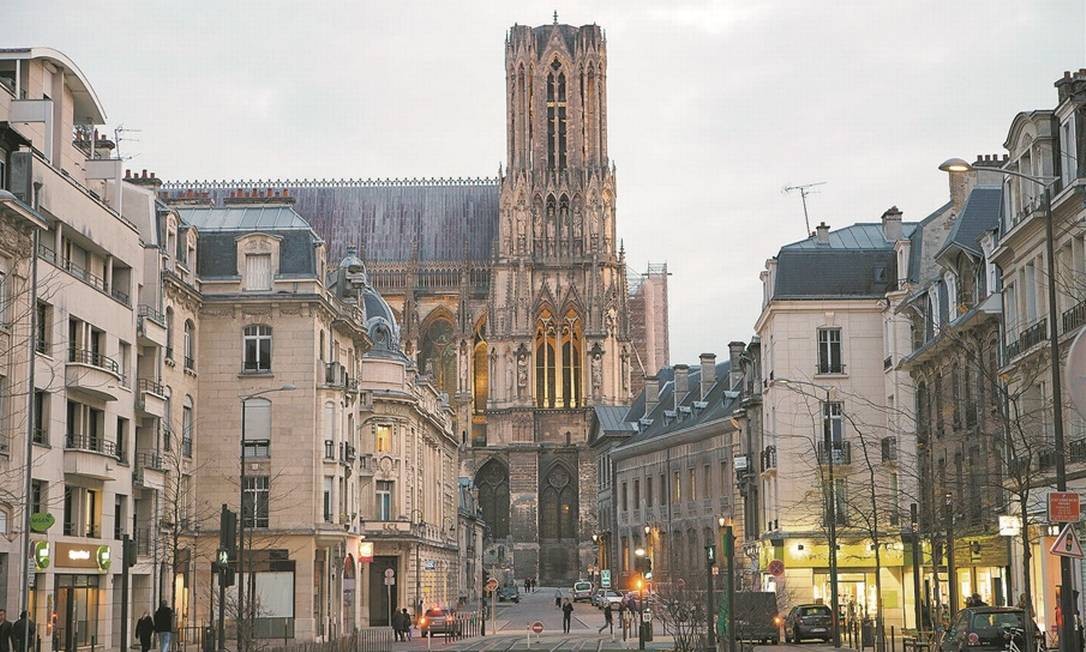 Lendas e histórias cercam a trajetória de Reims e sua catedral ...