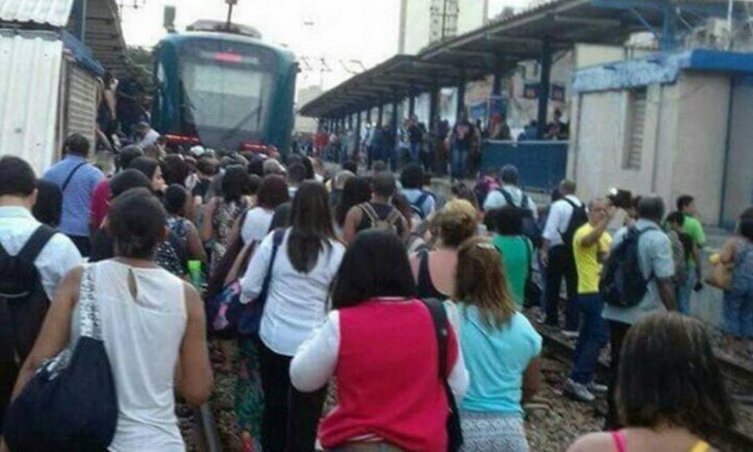 Trem de Japeri apresenta defeito em São Francisco Xavier - Jornal O Globo