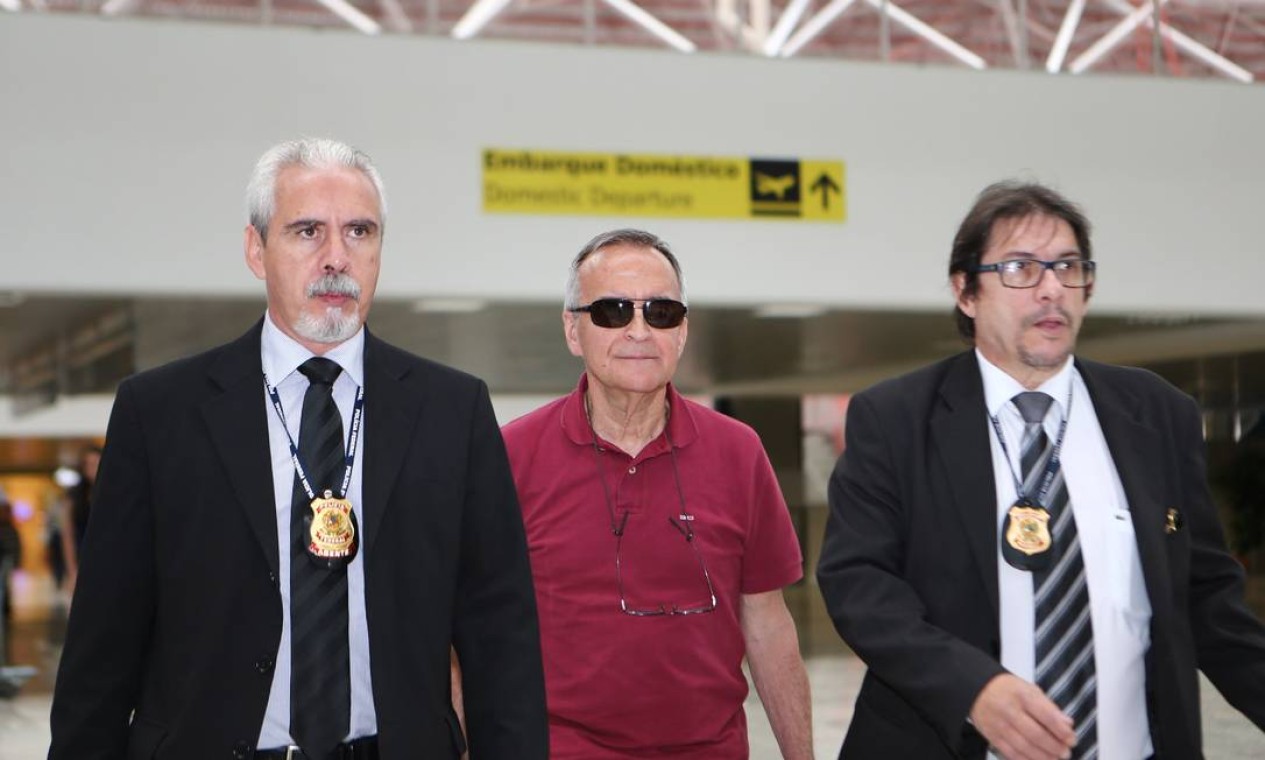 Cerveró é vaiado em voo para o Rio após deixar prisão para o Natal ...