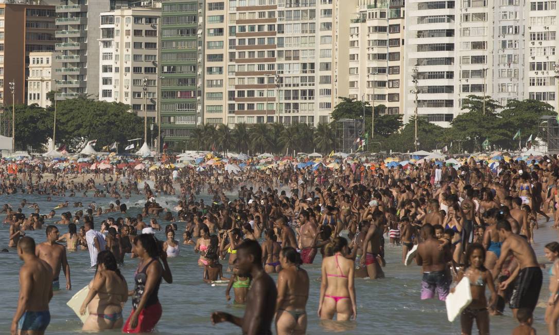 Cariocas e turistas lotam a Praia de Copacabana no 1º dia de 2016 ...