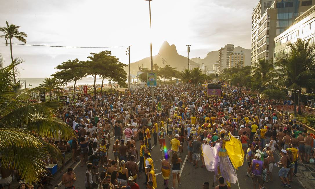 Simpatia É Quase Amor arrasta multidão pela orla de Ipanema - Jornal O ...