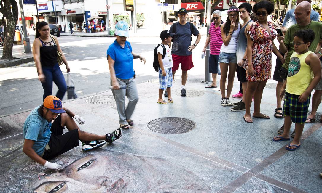 No Largo do Machado, artista espalha cores num chão de giz - Jornal O Globo