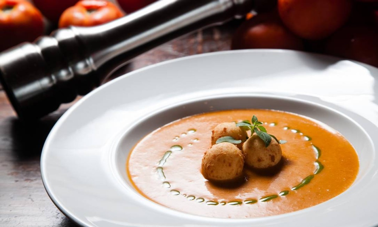 Sopa fria com croquete mozzarella: confira a receita do Fratelli ...