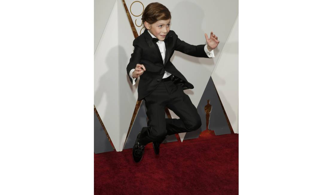 Muito fofo! Jacob Tremblay mostra a meia Star Wars sob o terno Armani ...