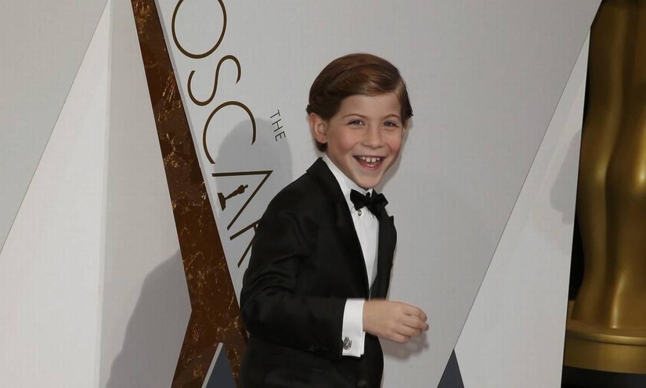 Muito fofo! Jacob Tremblay mostra a meia Star Wars sob o terno Armani ...