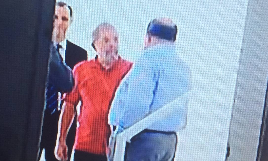 Fotos mostram visita de Lula a tríplex no Guarujá com ex-presidente da ...