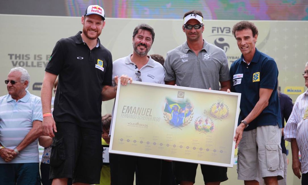 Emanuel é homenageado em Copacabana após encerrar a carreira - Jornal O ...