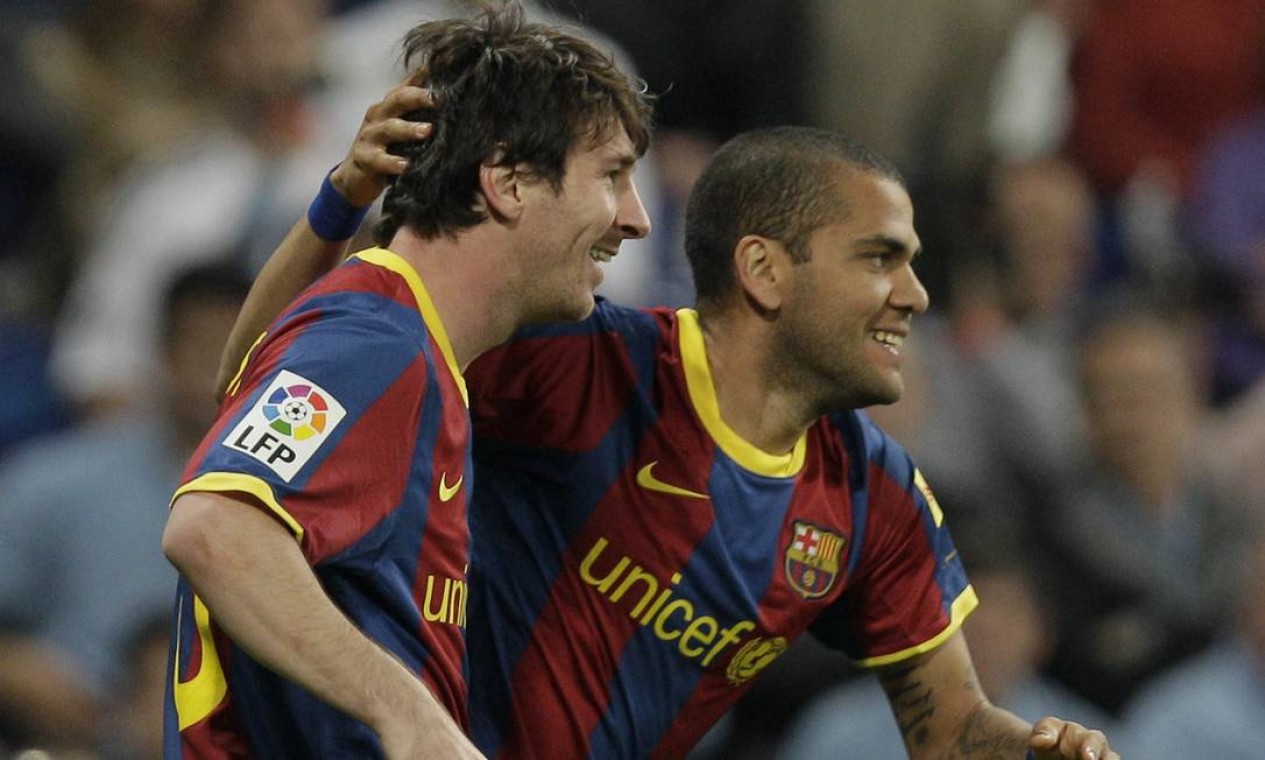 Daniel Alves brinca sobre prêmios da Fifa: ‘Quando eu vou, Messi ganha ...