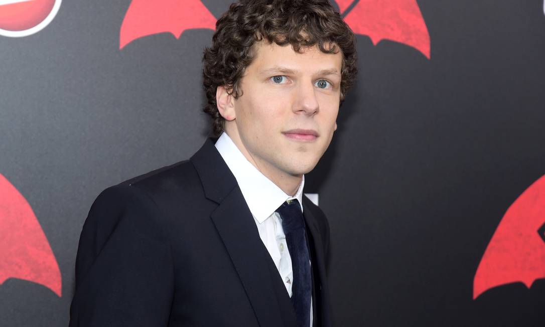 Jesse Eisenberg estreia em palco de Londres peça de sua autoria ...