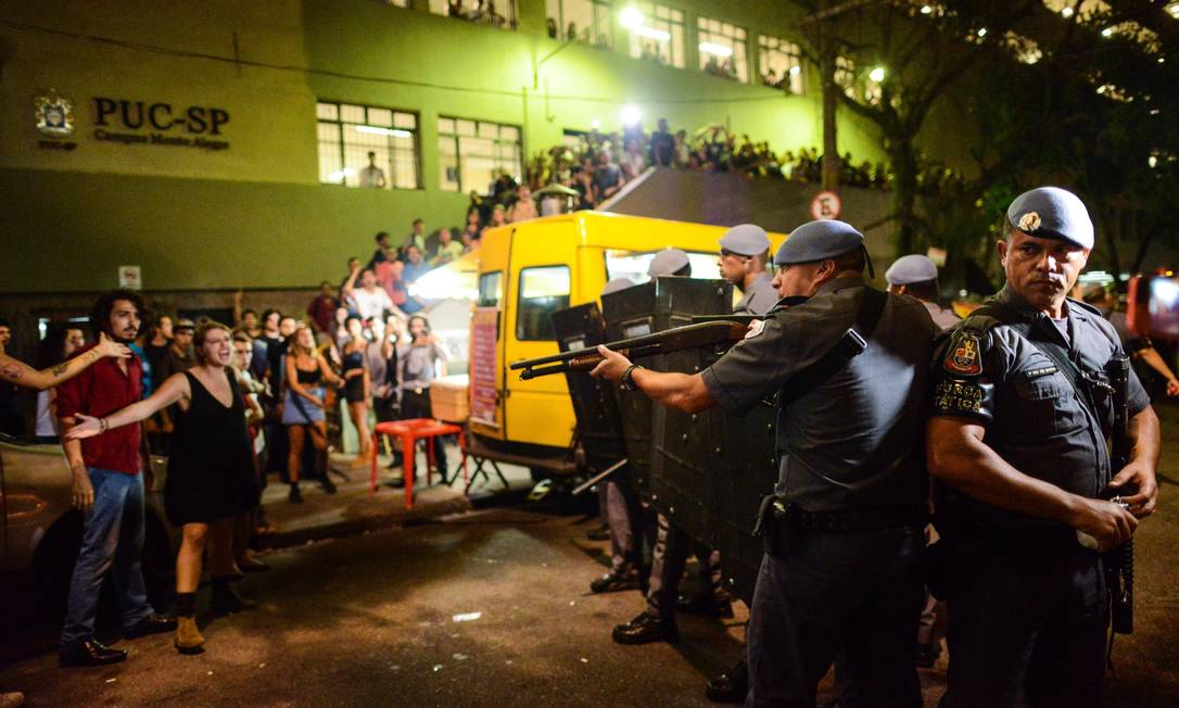 Protesto pró-impeachment na PUC de SP termina em confronto com PM ...