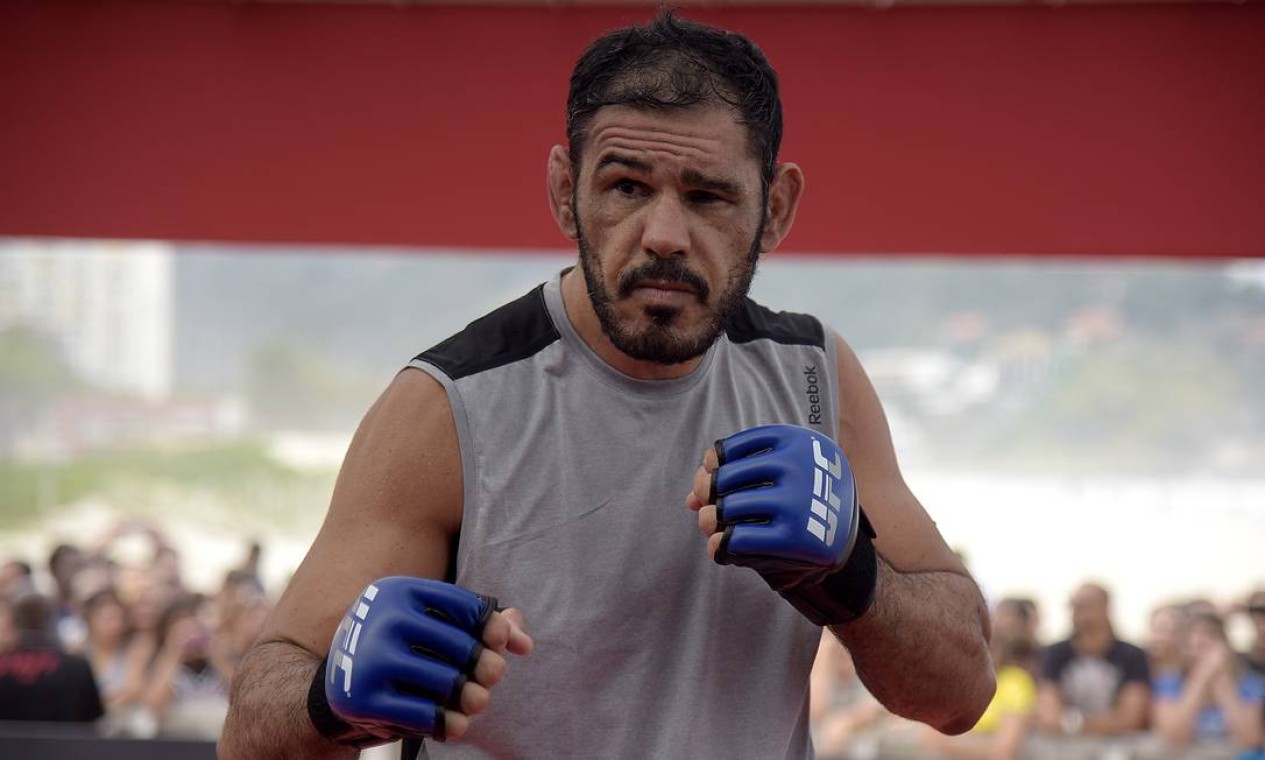 Minotouro comemora três anos de academia com tarde de autógrafos ...