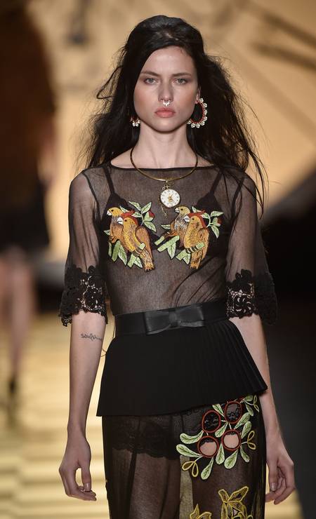Bordados florais são o destaque na coleção de Isabela Capeto na SPFW 41 ...
