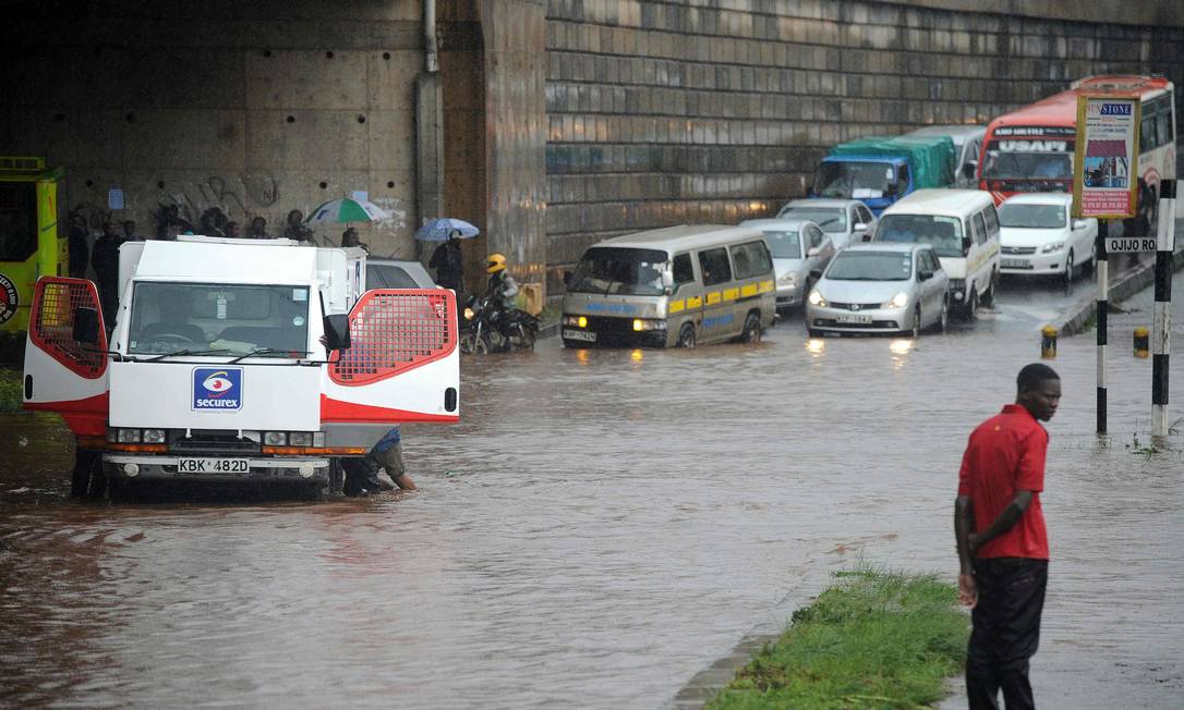 Desabamento de prédio em Nairóbi mata 3 e deixa dezenas de soterrados ...