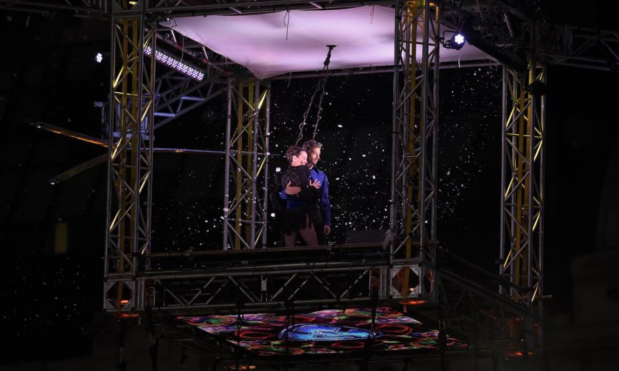 Argentina dança tango a mais de 60 metros de altura em busca de recorde ...