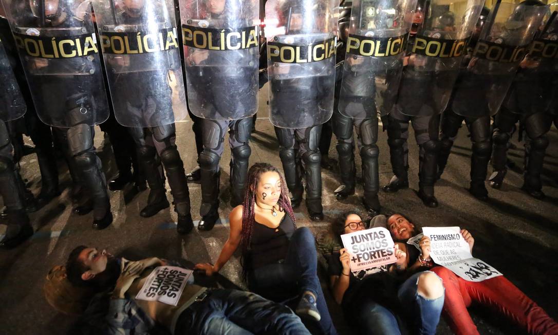 PM e manifestantes entram em confronto após ocupação de escritório da ...