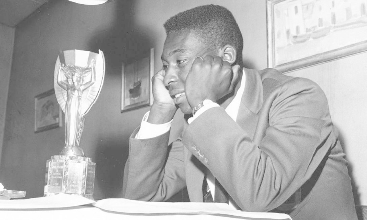 Réplica de Taça Jules Rimet de Pelé é vendida por quase R$ 2 milhões ...