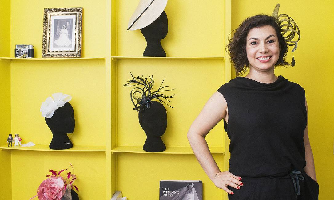 Chapeleira faz sucesso ao descomplicar o uso do acessório - Jornal O Globo