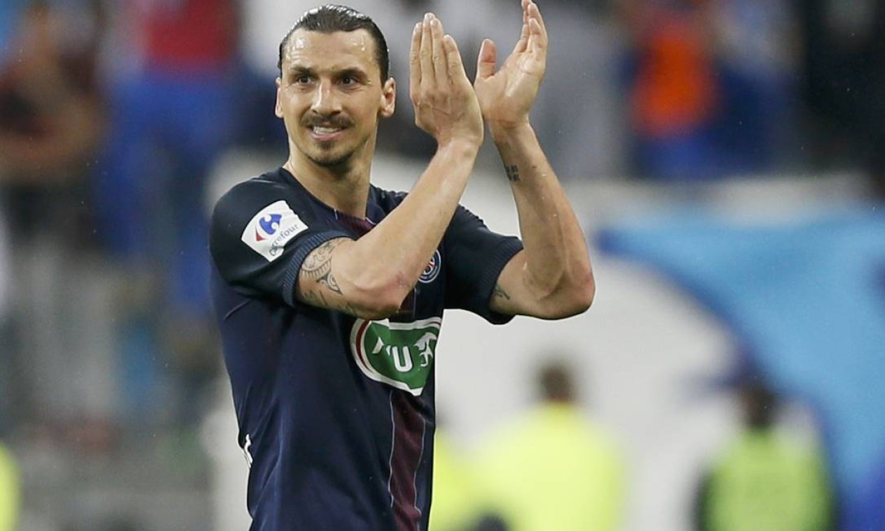 Ibrahimovic anuncia que vai jogar no Manchester United - Jornal O Globo