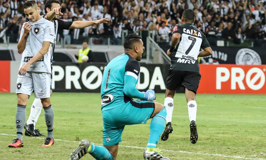 Ricardo Gomes lamenta problemas em série do Botafogo contra o Atlético ...