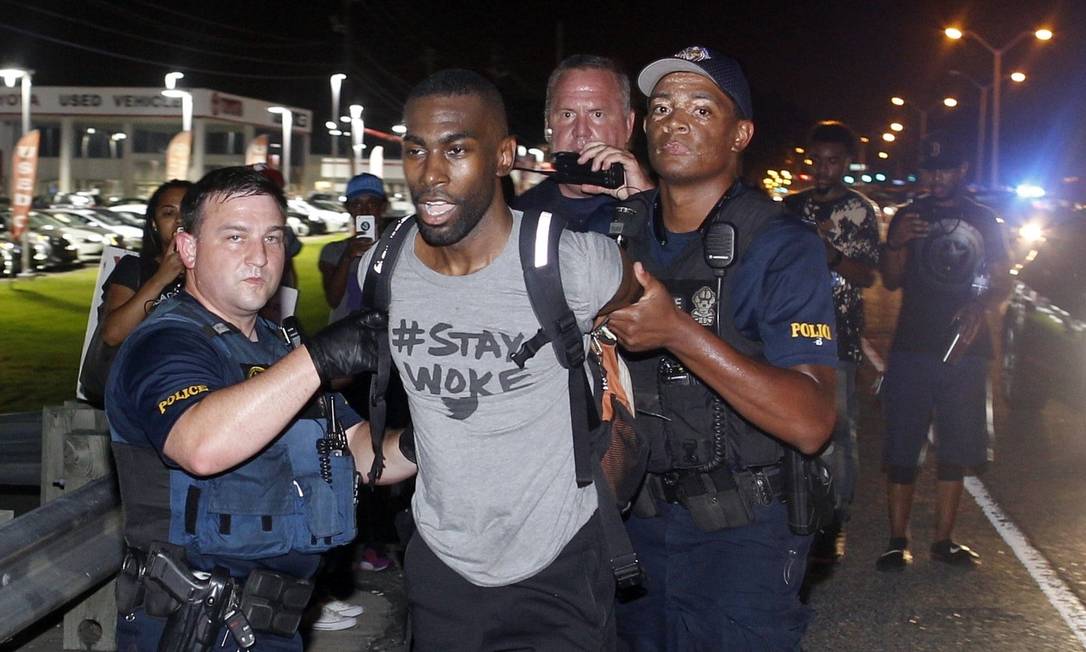 Ativista filma sua própria detenção durante protesto em Louisiana ...