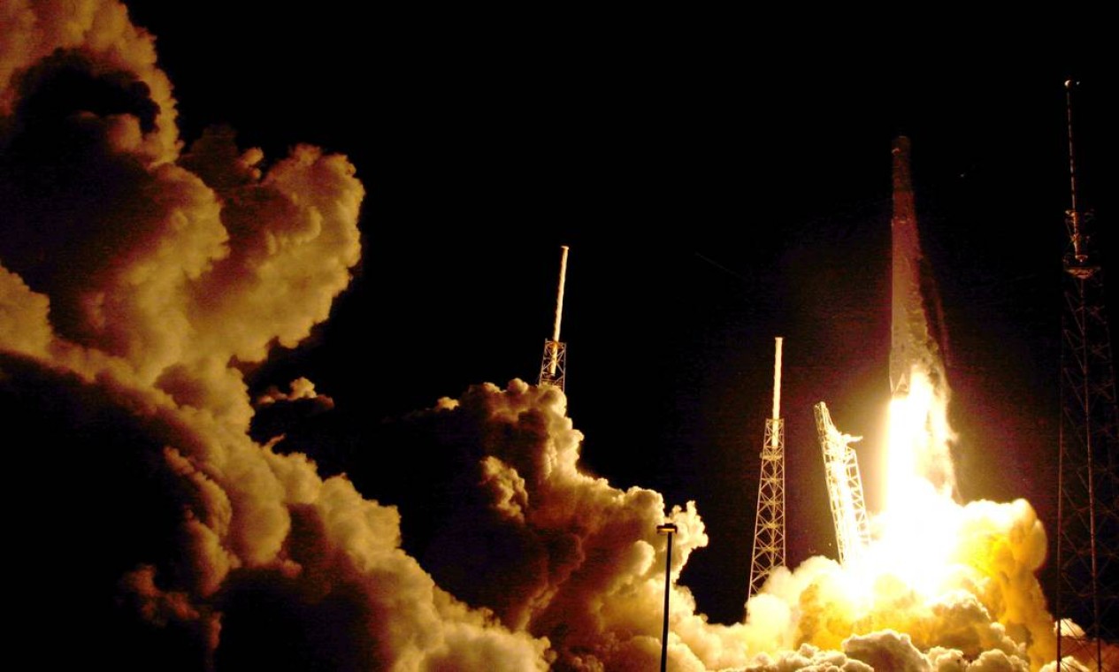 SpaceX lança cápsula espacial e recupera foguete com sucesso - Jornal O ...