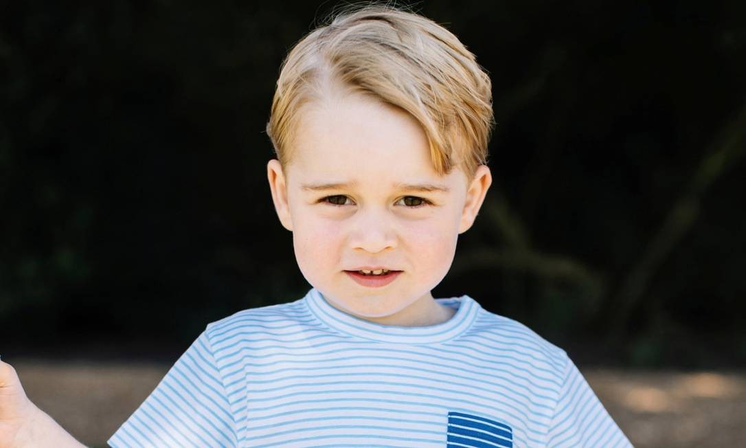 Família real divulga fotos pelo terceiro aniversário do príncipe George ...