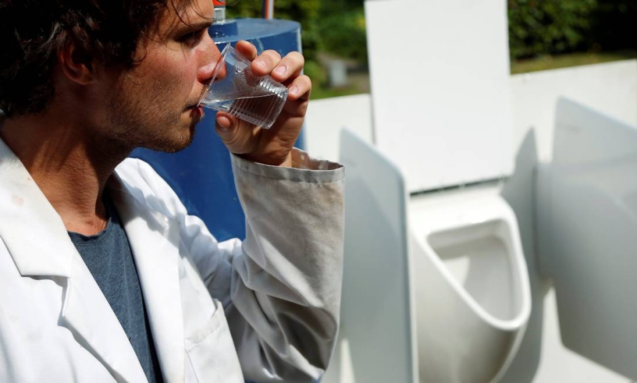 Cientistas belgas criam máquina que converte urina em água potável ...