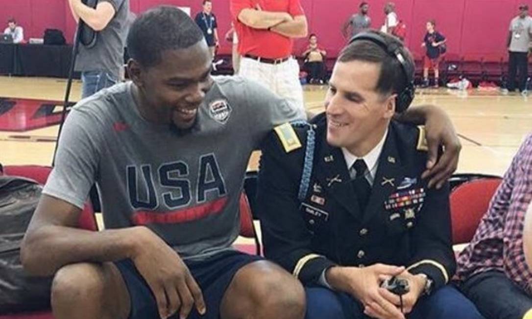 Militar cego ajuda a motivar atletas da seleção americana de basquete ...