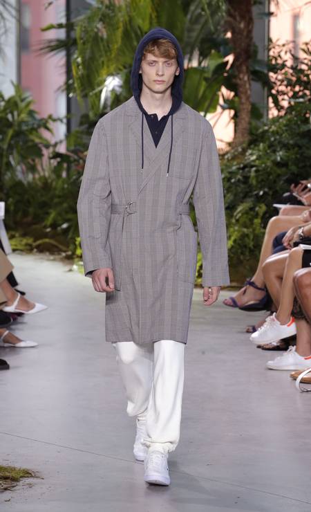 Lacoste aposta em listras, cores e estampas vibrantes e looks ...