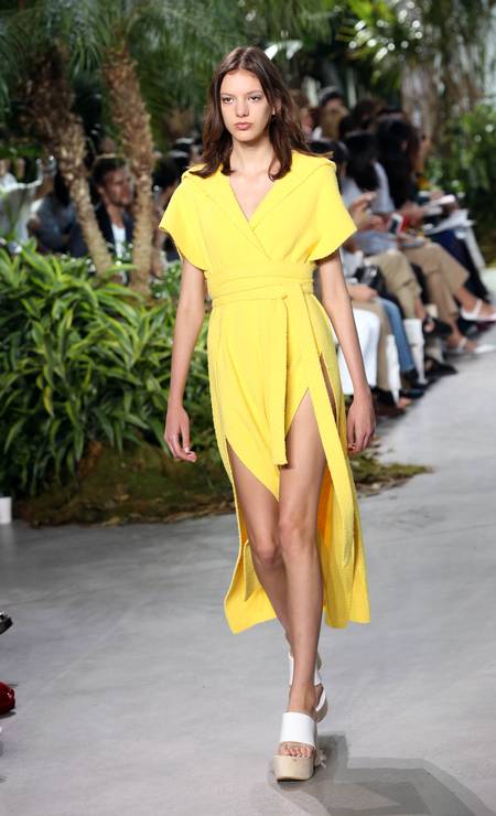 Lacoste aposta em listras, cores e estampas vibrantes e looks ...