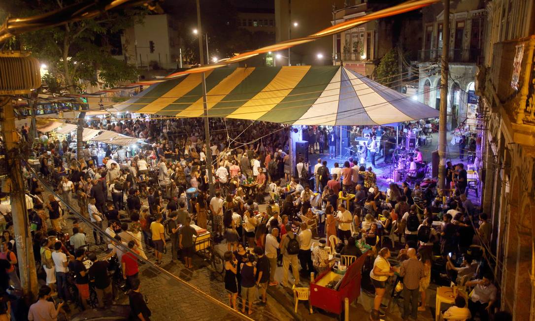 Com estilos musicais variados, festas tomam conta das ruas do Rio ...