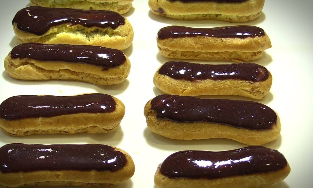 Aprenda a fazer a tradicional bomba de chocolate - Jornal O Globo