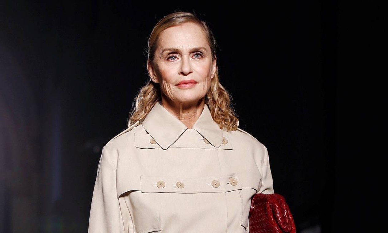 Aos 72 anos, atriz Lauren Hutton participa de desfile da Bottega Veneta ...