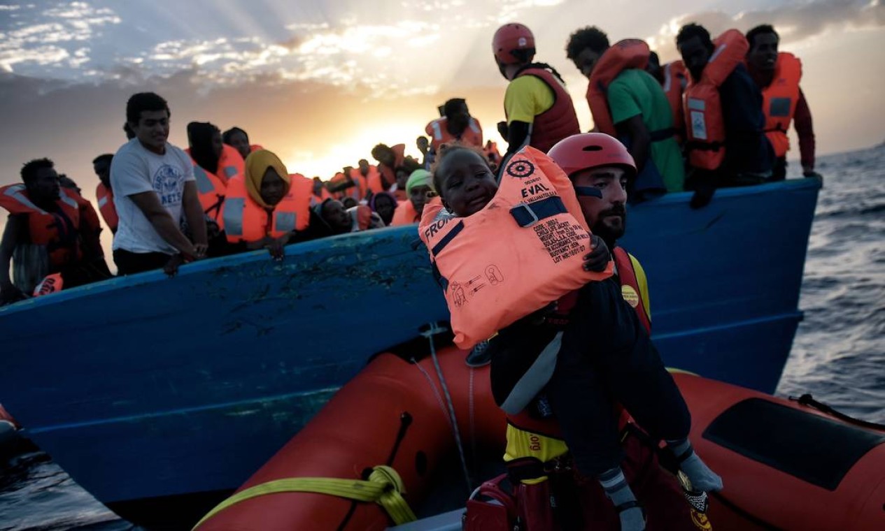 Resgate dramático de refugiados no Mar Mediterrâneo - Jornal O Globo