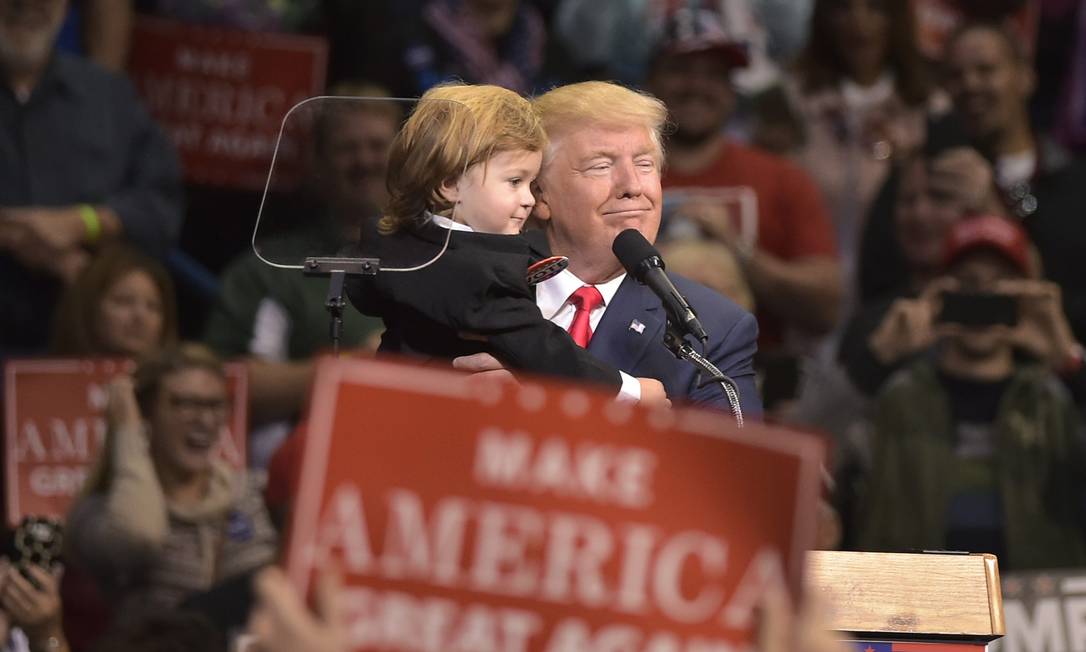 Trump leva sósia mirim a comício: 'Deveria ser parecido, mas é bonitão ...