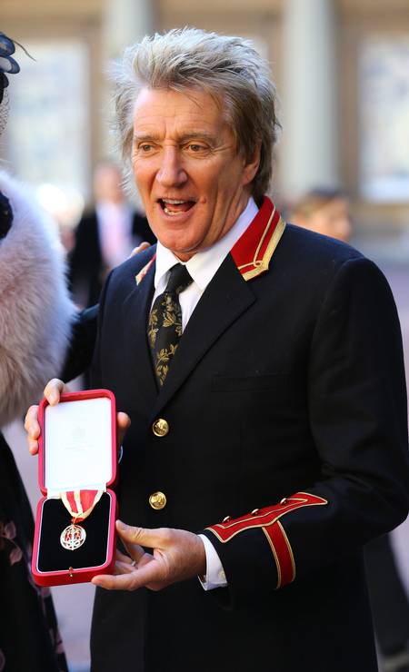 Sir Rod Stewart é condecorado pelo príncipe William no Palácio de ...