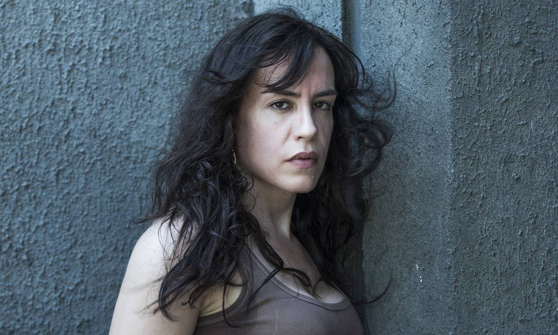 Personagem transexual de ‘Supermax’ é agredida na série - Jornal O Globo