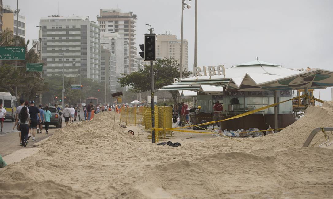 Após ressaca, piso cede e interdita parte de calçadão no Leblon ...