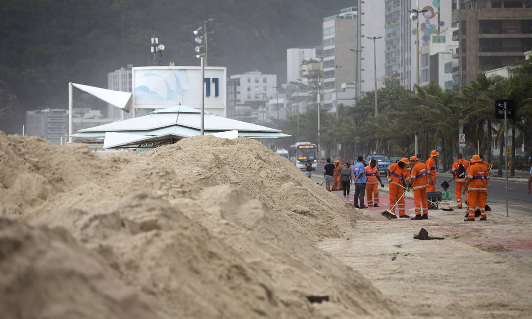 Após ressaca, piso cede e interdita parte de calçadão no Leblon ...