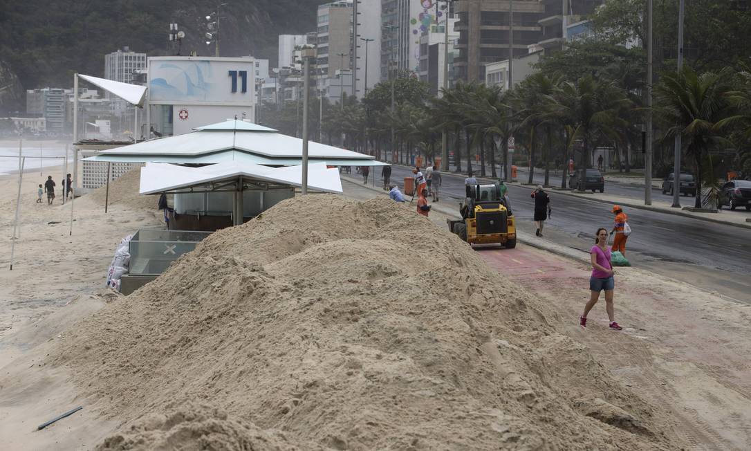 Após ressaca, piso cede e interdita parte de calçadão no Leblon ...