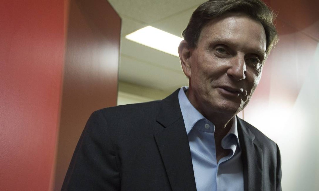 De madrugada, Crivella pede na TV: 'Orem por nós' - Jornal O Globo