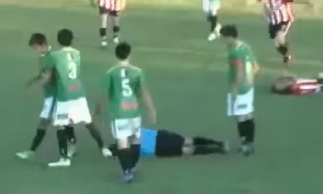 Veja o vídeo: Jogador mata árbitro com soco no México - Jornal O Globo