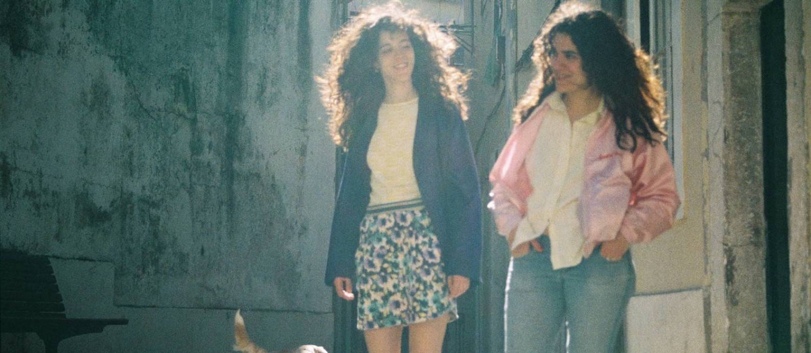 Duo português Pega Monstro traz o som cru das irmãs Maria e Julia Reis ...